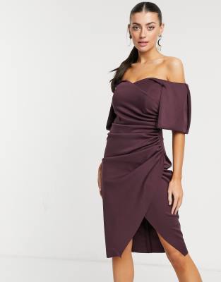 Vestido midi color ciruela cruzado con escote corazón y hombros al aire ...