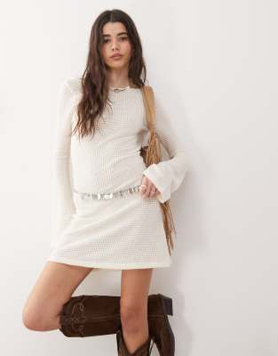 Vestido playero corto color crema con mangas acampanadas de croché de ...