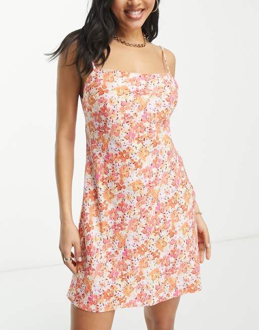 Vestido Veraniego Corto Rosa De Corte Al Bies Con Estampado Floral Rosa