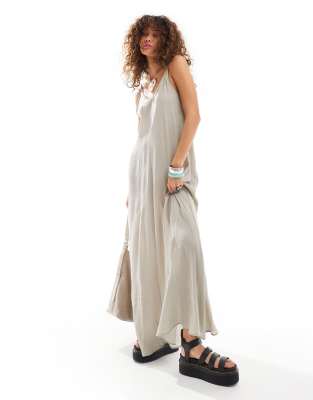 Weekday – Cyndra – Beige maxiklänning i crepe med volym och smala ...