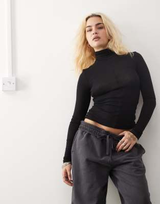 Weekday - Diba - Top semi-transparent à manches longues et col montant avec surpiqûres - Noir | ASOS