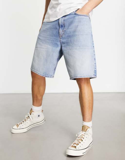 Weekday – Galaxy – Locker geschnittene Shorts in Hellblau | ASOS