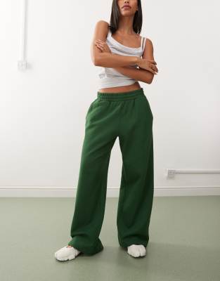 Weekday - Joggingbroek van zware jersey met wijde pijpen in donkergroen ...