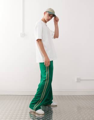 Weekday – Jogginghose in Grün mit weitem Bein und Seitenband-Detail | ASOS
