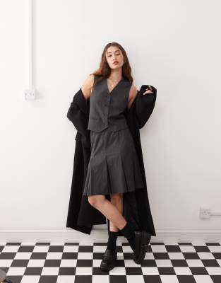 Weekday - Maise - Jupe plissée mi-longue d'ensemble à fines rayures - Gris foncé | ASOS