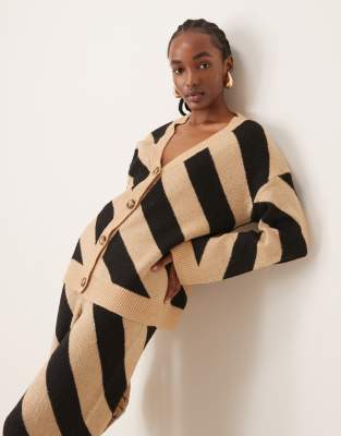 YAS - Cardigan taglio lungo in maglia color cammello a righe vistose in ...